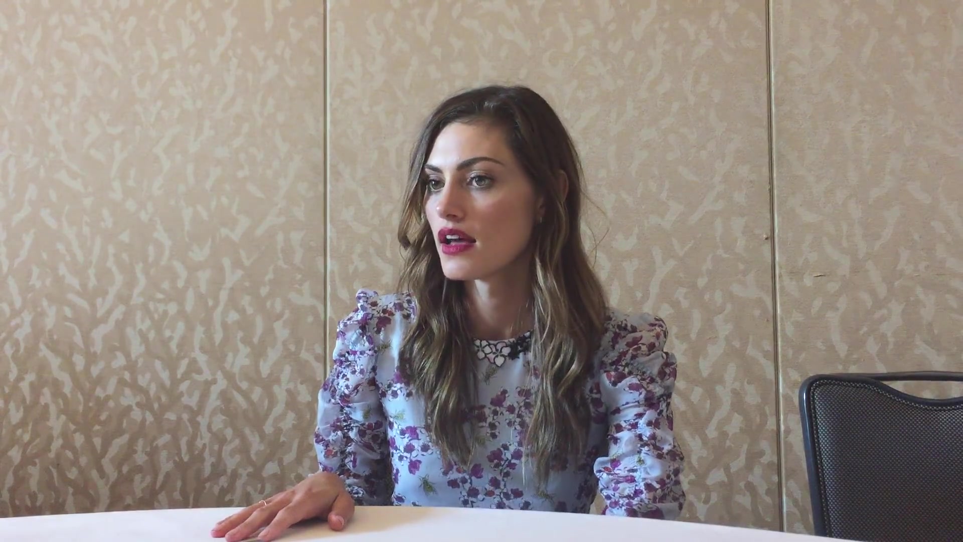 Phoebe Tonkin interrupted by Daniel Gillies - sdccsixteenptdg099 - Phoebe Tonkin Web